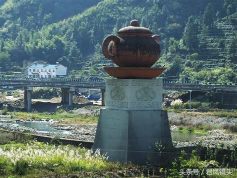 湖北宜昌巨型茶壺高聳在農村茶園裏 每日頭條