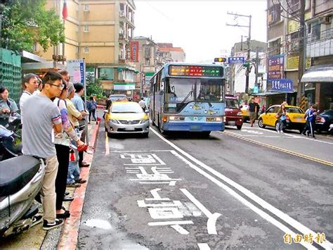 連鎖違停 經國學院前公車難靠站 地方 自由時報電子報