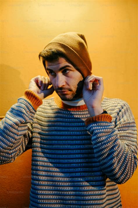 모자를 쓴 남자 사진 Unsplash의 니트 웨어 이미지