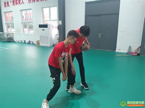 江苏省男子排球队主力李晨指导铜山区新区实验小学排球队员 徐州新闻 徐州教育新闻 徐州教育网 徐州教育在线
