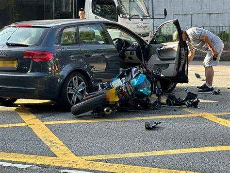 大埔电单车拦腰撞私家车 铁骑士被抛起翻越车顶倒地 星岛日报