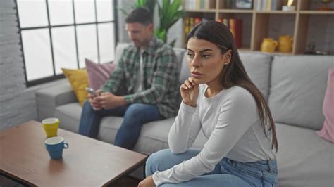 11 Valid Reasons People Who Keep Their Relationship Secret Usually Have GalTime Writers