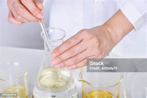 화학 시약 붓기 및 혼합 실험실 및 과학 실험 의학 연구를위한 화학 물질 공식화 향수 미용 위생 제품에 대한 스톡 사진 및 기타