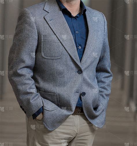 光头男子站在一套漂亮的西装