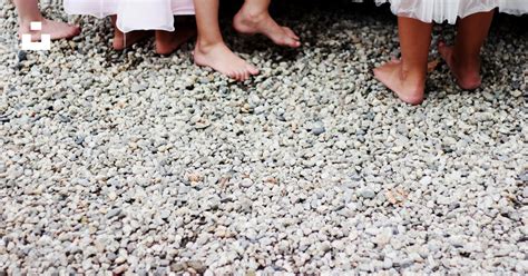 회색 돌 위에 서 있는 사람 사진 Unsplash의 무료 자갈 이미지