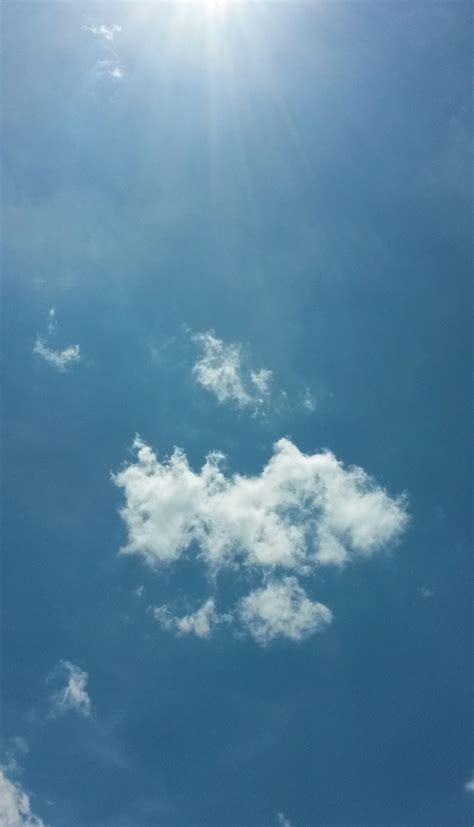 무료 이미지 집 밖의 수평선 구름 햇빛 태양 여름 낮 반사 자연스러운 적운 푸른 파란 하늘 선명한