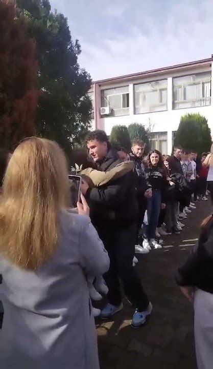 Херојот Јован кој спаси 20 деца денес беше пречекан со аплауз во Гимназијата Ванчо Прќе во