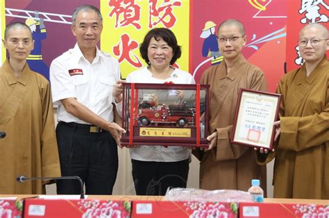 圓福寺贈愛心月餅 祈願消防救災平安 人間通訊社
