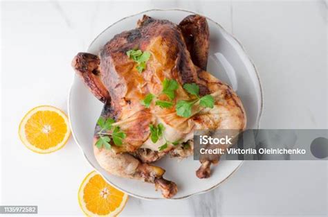 흑맥주 대리석 테이블에 큰 격판덮개에 오렌지를 가진 맛 있는 뜨거운 볶은 닭고기 평면도 가금류에 대한 스톡 사진 및 기타 이미지 가금류 건강한 식생활 고급 요리