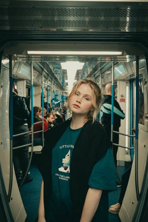 실내 개성 금발 기차 대중교통 도시 도시의 독립 라이프스타일 메트로 사람 서 있는 성인 스타일 승객 여정 여행 일 일상 생활 젊은 여성