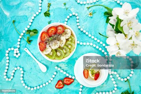 블루 배경에 딸기 바나나 키위 치아 씨앗을 곁들인 건강한 아침 식사 그릇 스무디 건강한 비건 음식 컨셉 0명에 대한 스톡 사진 및 기타 이미지 Istock