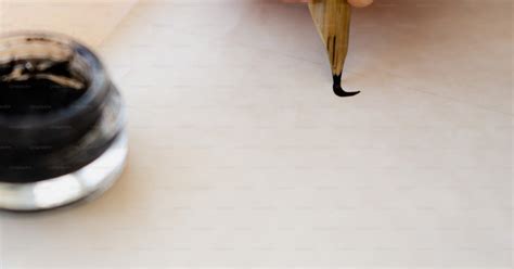 펜으로 종이에 쓰는 사람 사진 Unsplash의 편지 이미지