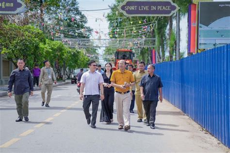 អភិបាលខេត្តកំពតចុះពិនិត្យការដ្ឋានពង្រីកផ្លូវតាមបណ្តោយព្រែកកំពង់បាយដើម្បីបញ្ចៀសការកកស្ទះនាឱកាសបុណ