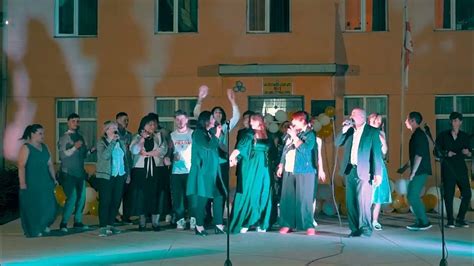 ქარელის 1 საჯარო სკოლა მასწავლებლები უმღერიან მოსწავლეებს ვიდეო ფოტო