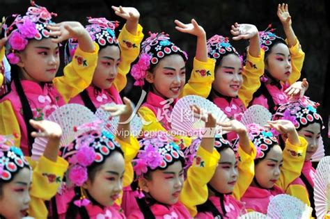 湖北宜昌：校园“小花旦” 戏曲迎“六一” 人民图片网