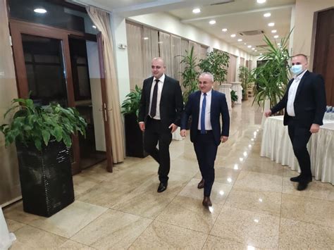 Министър Проданов Кризата удари най много туристическия бранш Новини