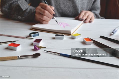 Wanita Melukis Dalam Buku Sketsa Alat Untuk Melukis Di Meja Kayu Putih