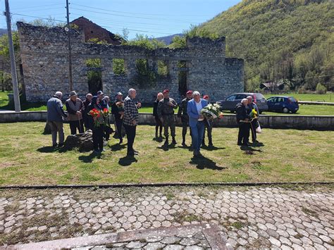 Градоначалникот Ногачески положи свежо цвеќе пред спомен обележјето на водникот Игор Костески