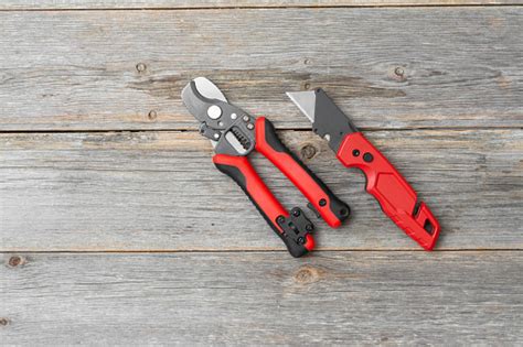 절단 및 스트립 와이어와 회색 나무 테이블에 칼을 위한 휴대용 건설 도구 가위 테이블에 전기 및 설치 도구 건설 산업에 대한 스톡 사진 및 기타 이미지 Istock