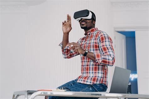 가상 현실 안경의 아프리카 계 미국인 남자 소프트웨어 개발자는 앱을 만들고 사무실 책상에 앉아 있습니다 30 34세에 대한 스톡 사진 및 기타 이미지 Istock