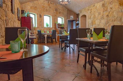 Premium Photo Assembled Restaurant Table