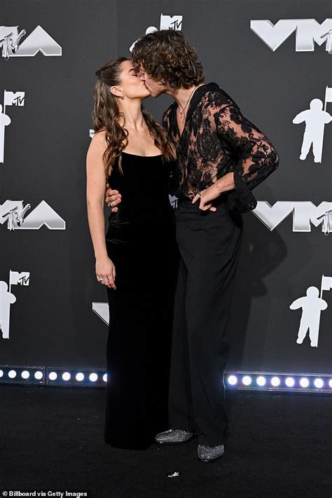 Benson Boone Kisses Girlfriend Maggie Thurman At 2024 Mtv Vmas Before Winning Best