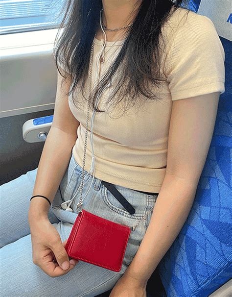 [2color💘] 스퀘어 딜 버튼 체인 지갑 미니백 4계절 크로스 실버체인 블랙 레드 에이블리