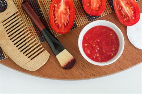 작은 흰 그릇에 신선한 토마토 퓌레 메크 업 브러시와 나무 헤어 브러시 수제 얼굴 또는 헤어 마스크 천연 뷰티 트리트먼트 및