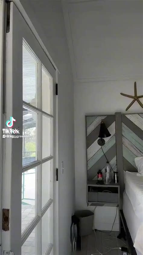 Izzy Greens“tiktok Door Challenge” Scrolller