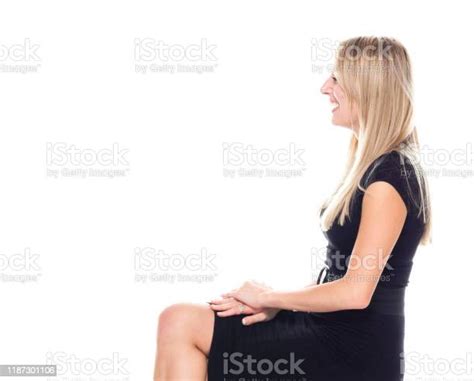 사이드 뷰 프로필 보기 1인 허리 까지 2029세 성인 아름다운 금발 머리 긴 머리 코 카 서 스 여성 젊은 여성 사업가 비즈니스 맨 쉬고 드레스 비즈니스 웨어 양복을