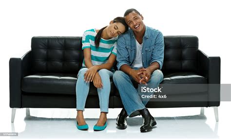행복함 커플입니다 앉은 카우치 발허리뼈와 20 24세에 대한 스톡 사진 및 기타 이미지 20 24세 20 29세 25 29세 Istock