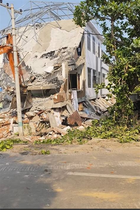 စစ်ကိုင်းမြို့ရှိ မြတ်ကိုယ်ပိုင်အလယ်တန်းကျောင်းပြိုကျမှုကြောင့် ကျောင်းအုပ်ဆရာမကြီး အပါအဝင် ၆