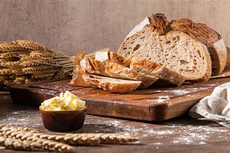 갓 장인의 구운 밀과 호밀 빵 컨트리 빵 버터를 곁들인 간단한 빵 버터에 대한 스톡 사진 및 기타 이미지 버터 식빵 한 덩어리 전원 장면 Istock