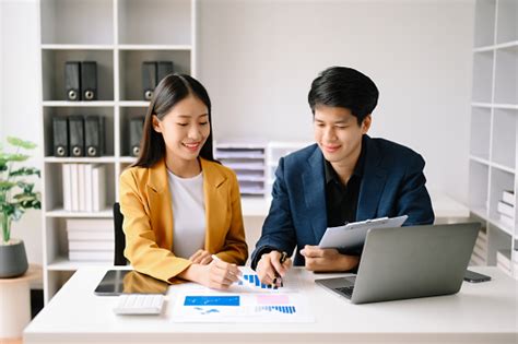 두 명의 아시아 비즈니스 여성과 남성이 사무실에서 태블릿 노트북 컴퓨터로 투자 프로젝트 작업 및 계획 전략에 대해 논의합니다 20 24세에 대한 스톡 사진 및 기타 이미지