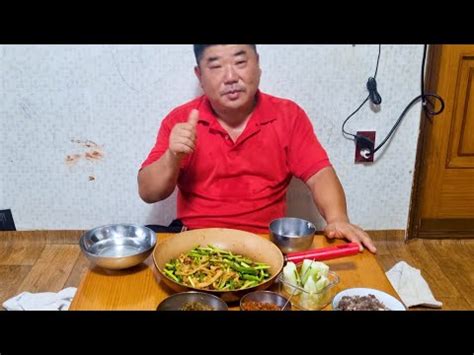 먹두리 첫째 청양고추 듬뿍 넣어 매콤한 마늘쫑어묵볶음 먹방 YouTube