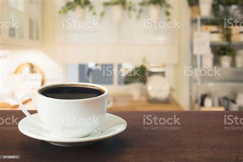 흐리게 현대 부엌 또는 카페 나무 탁상에 블랙 커피 한잔 닫습니다 실내 0명에 대한 스톡 사진 및 기타 이미지 0명 가정 생활 가정 주방 Istock