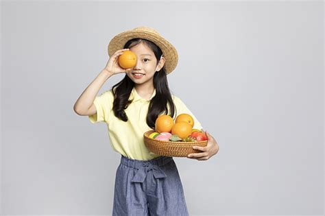 유토이미지 어린이비치볼 들고 캐리어에 앉아있는 사진 이미지