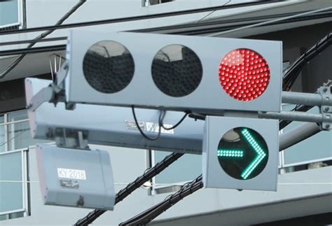 信号が変わるタイミングが事前にわかる 知らなかった信号機のなぞ解決 自動車情報誌「ベストカー」