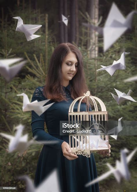 크리에이 티브 초현실주의 디자인입니다 소녀 종이 접기 크레인 자유와 차이점에 대 한 개념입니다 개념에 대한 스톡 사진 및 기타