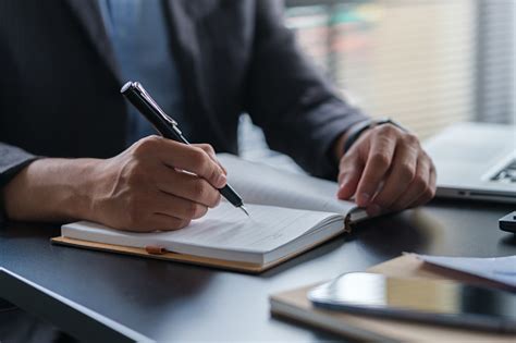 사업가들이 사무실 책상에서 마케팅 계획을 위한 데이터를 분석하기 위해 만나고 있는 장면 25 29세에 대한 스톡 사진 및 기타 이미지 25 29세 30 34세 개성