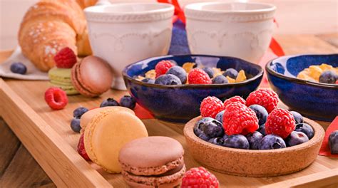 발렌타인 데이에 연인의 부부를위한 아침 식사 나무 테이블에 는 향기로운 커피 딸기와 달콤한 페이스트리가있는 뮤즐리 세로 사진 높은 품질의 사진 0명에 대한 스톡 사진 및