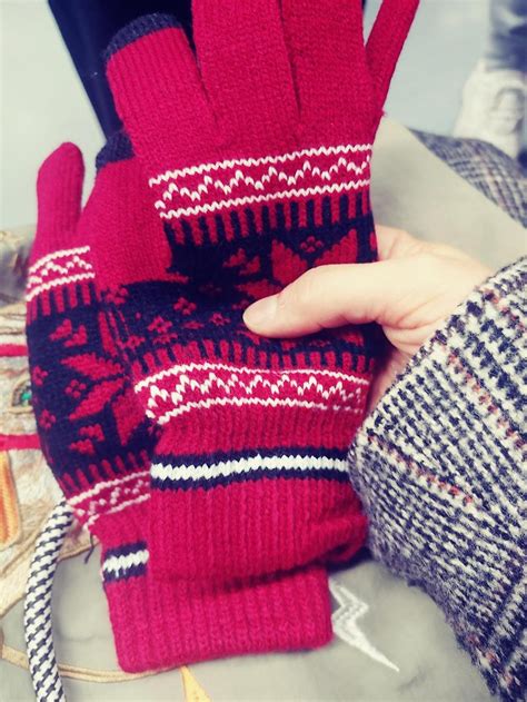 빨간색 니트장갑과 엄마