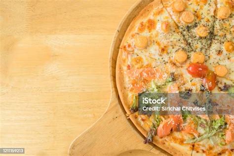 나무 테이블에 나무 팬에 모짜렐라 치즈와 베이컨 피자를 잘라 크러스트 이탈리아 소시지와 베이컨 피자 식재료로 만든 수제 피자의 최고 경치 정크 푸드와 건강에 해로운