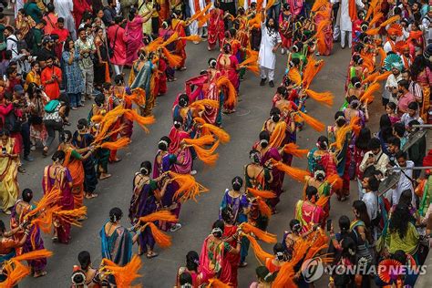 춤과 노래로 축하인도 새해맞이 축제 구디 파드와 연합뉴스