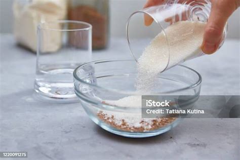 3단계 달고나 커피를 만들기 위해 설탕과 물을 추가합니다 트렌디한 한국 음료 단계별 요리 0명에 대한 스톡 사진 및 기타 이미지 Istock