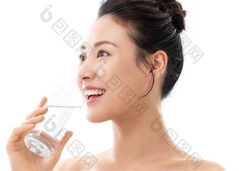 青年女人手拿水杯 包图企业站