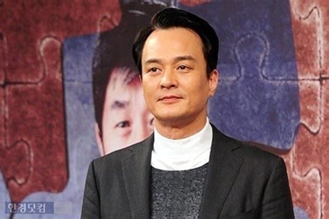 조민기 카톡으로 나체사진 보내며 도와달라성추행 논란 가열 한국경제