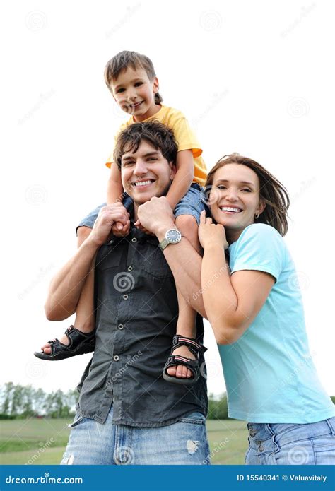 Familia Joven Hermosa Feliz Que Presenta Al Aire Libre Imagen De Archivo Imagen De Humano