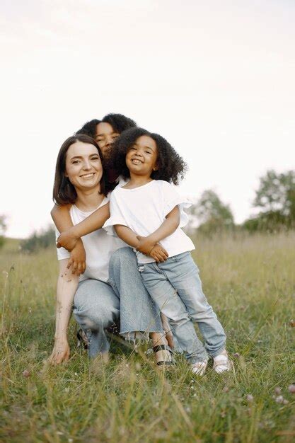 Madre Caucásica Y Sus Dos Hijas Afroamericanas Abrazándose Juntos Al