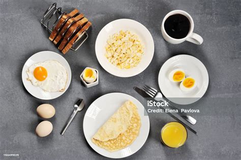 치킨 계란에서 다른 요리 오믈렛 부드러운 삶은 하드 삶은 튀김 스크램블 계란 프레임 빵 토스트와 커피 한 잔 갈색에 대한 스톡 사진 및 기타 이미지 Istock